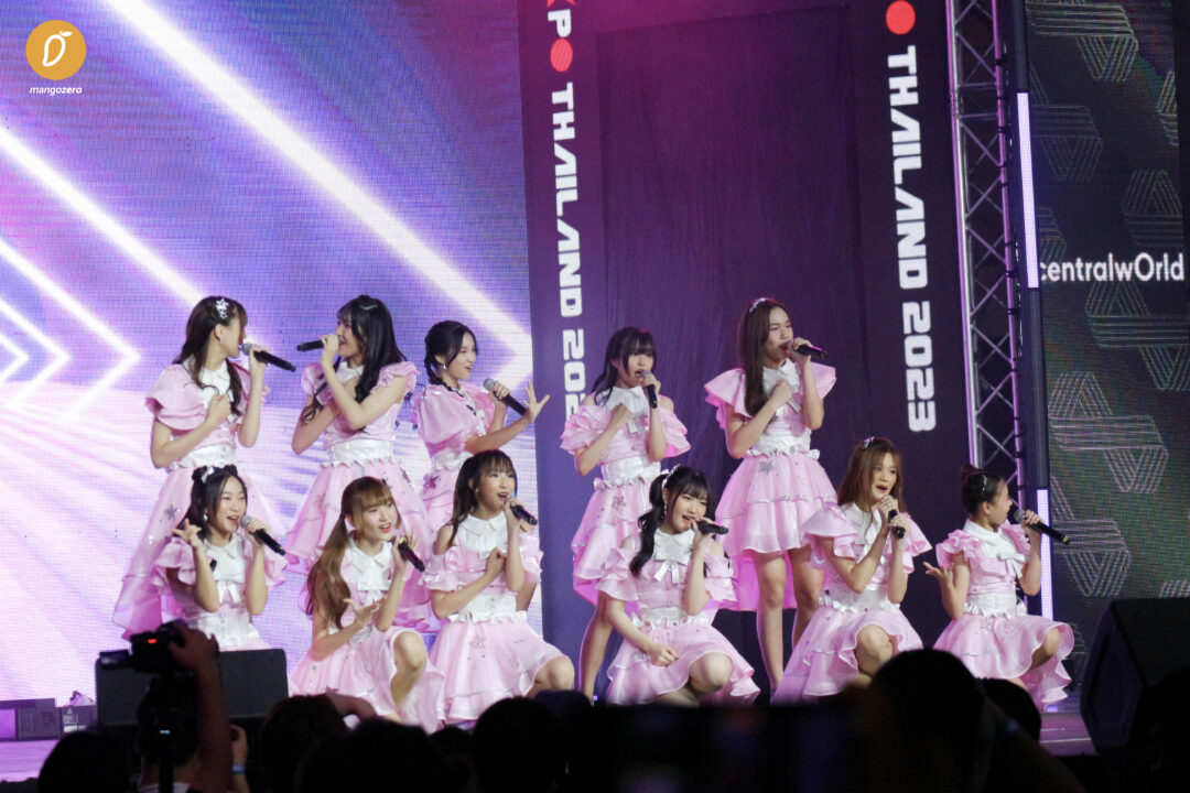 เหล่า 11 เด็กสาว BNK48 รุ่นที่ 4 เดบิวต์อย่างเป็นทางการในซิงเกิล Shoujotachi yo ณ งาน JAPAN EXPO ...