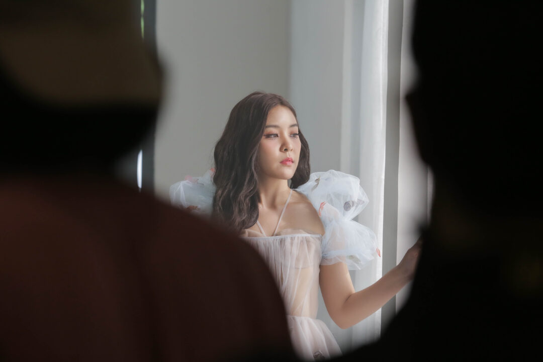 สายลมอ่อนหวานพัดพาความอบอุ่น “หวังรัก (Like A Windfall)” เพลงประกอบเว็บตูน “หวังรักในปักษา” จาก ...