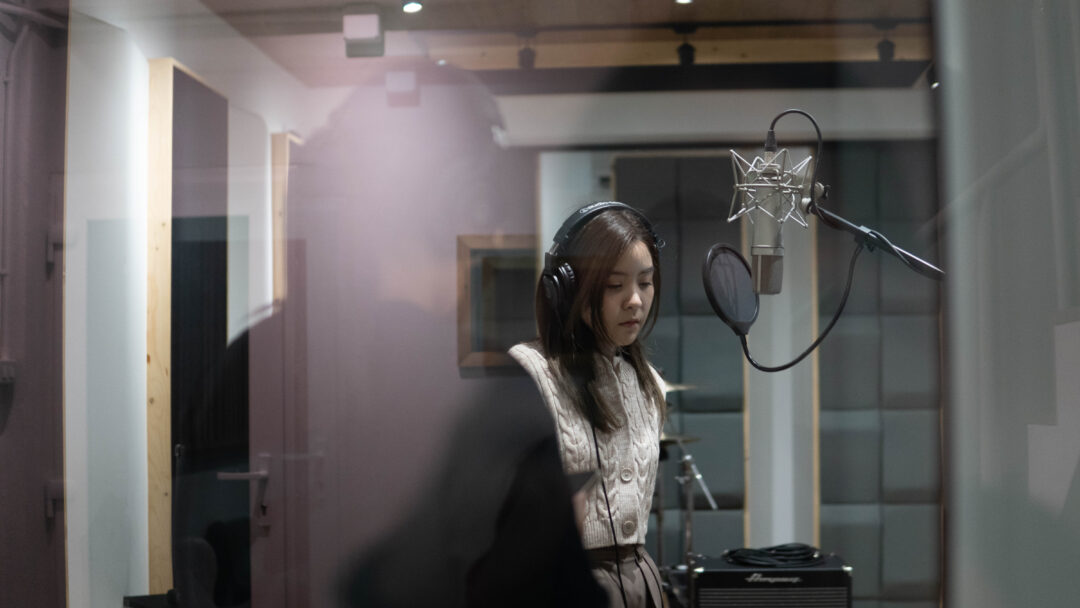 สายลมอ่อนหวานพัดพาความอบอุ่น “หวังรัก (Like A Windfall)” เพลงประกอบเว็บตูน “หวังรักในปักษา” จาก ...