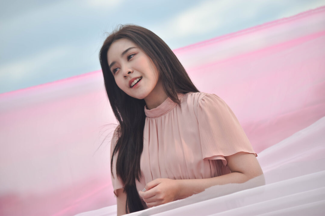 สายลมอ่อนหวานพัดพาความอบอุ่น “หวังรัก (Like A Windfall)” เพลงประกอบเว็บตูน “หวังรักในปักษา” จาก ...