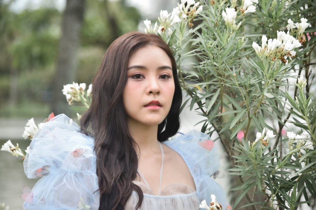 สายลมอ่อนหวานพัดพาความอบอุ่น “หวังรัก (Like A Windfall)” เพลงประกอบเว็บตูน “หวังรักในปักษา” จาก ...